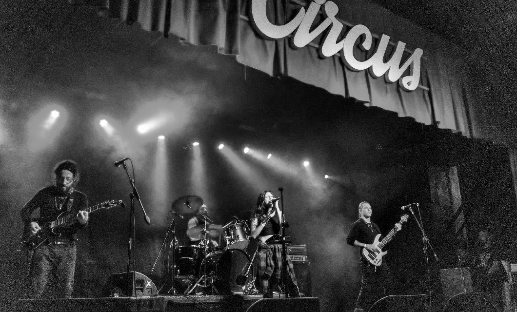 EN SU PRIMERA GIRA INTERNACIONAL DEZENZO LLEGA A LA PLATA - FM Raíces Rock